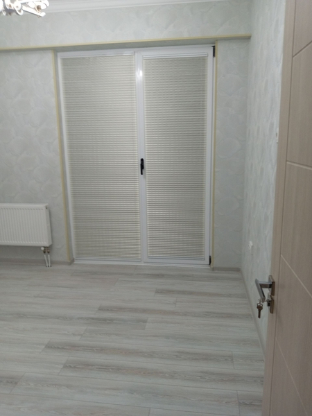 Yangi qurilgan Uy, hech kim yashamagan, maklersiz, mo\\\'ljal Piramit