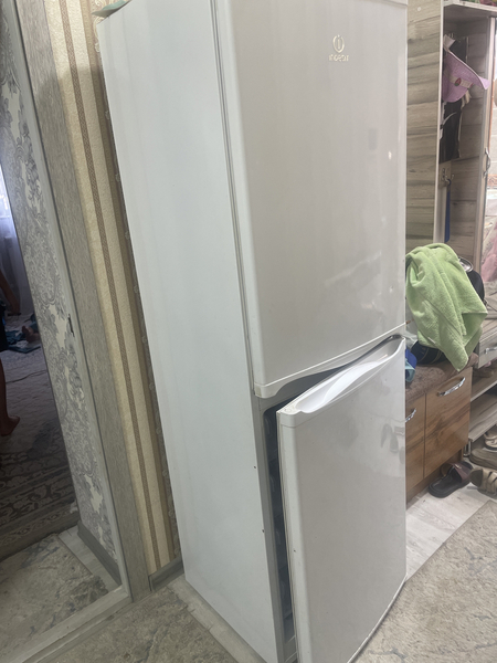 Холодильник indesit