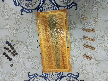 Игровой нарди с игровыми шашками изготовленно из качественного дерева