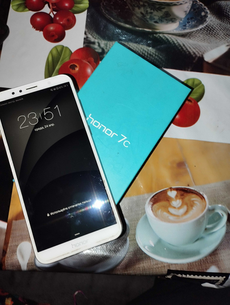 Мобильный телефон honor 7c