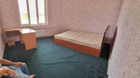 2 xonali 2 etajda joylashgan yigitlarga beriladi
