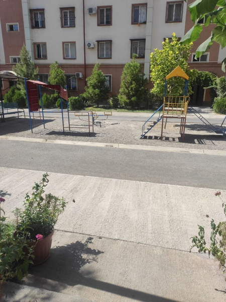 4 xonali kvartira sotiladi