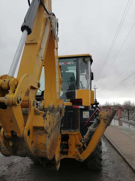 Срочно продается б/у Экскаватор погрузчик Heracle WZ 40-28