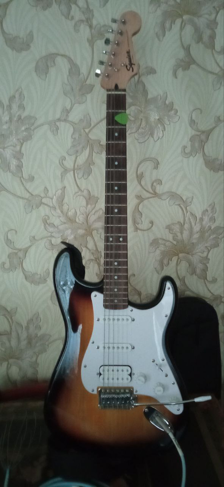 Срочно продается FENDER SQUIER Stratocaster новый.