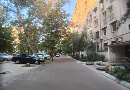 У метро Ойбек\\\