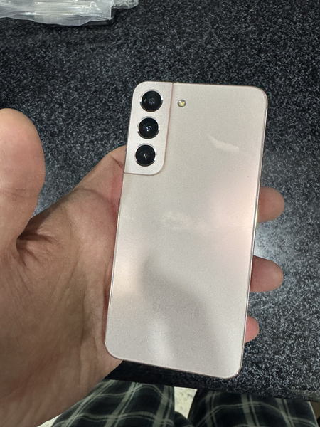 samsung s22 pamit 8.256g holati ideal ekranida dogi bor oqip qlila