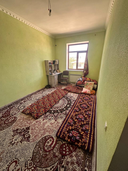 Kritiy rinik 17 maktab yonida yangi kirpichniy domdan 2 xonalik 3 qava