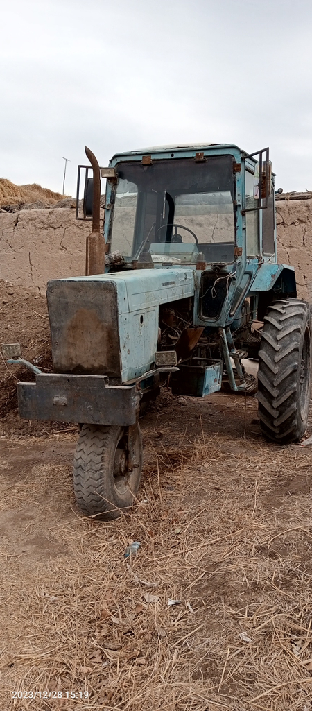Mtz 80 traktori sotiladi