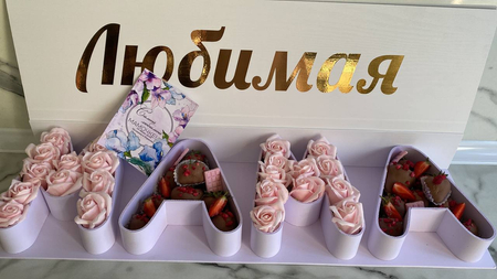 Клубника в шоколаде, также банан , киви , финики в шоколаде и много др