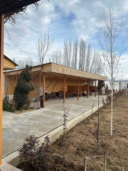 Янгибазар.От ТТЗ Корзинка 20км.Срочно продам конный клуб на 18 сотках.