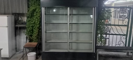 Продается витринный холодильник