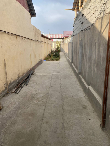 Uy sotiladi uch qaxramon postidan 6 km kirganda yol yuzida joylashgan