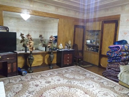 Продам свой двухкомнатная квартира 4 этажный кирпичний дом 1 этаж дом