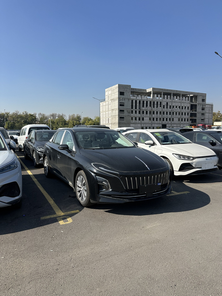 Hongqi e-qm 5 sotuvda tayyor chegirma narxda