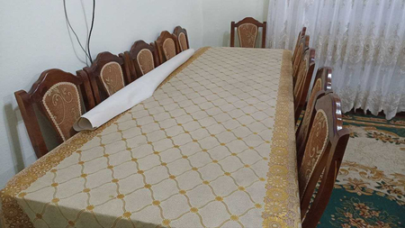 Стол и стулья для гостиной