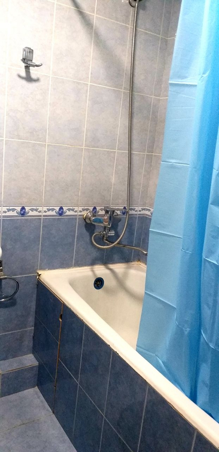 Қўйлиқда хозяйкали, 2 хонали уйнинг битта хонасини бераман.