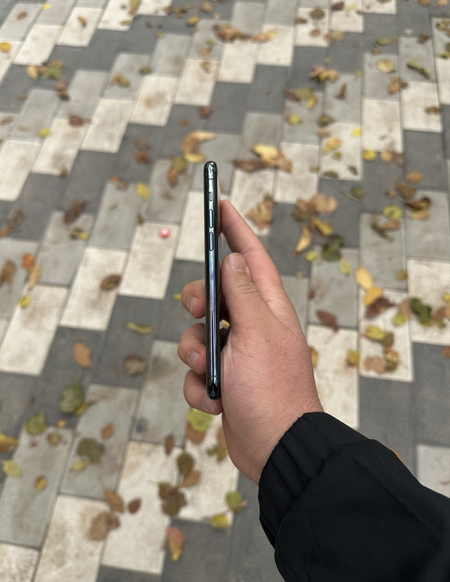 Iphone 11 sotiladi xolat yaxsh 64tali  batareka alwka uselnniy qoylgan