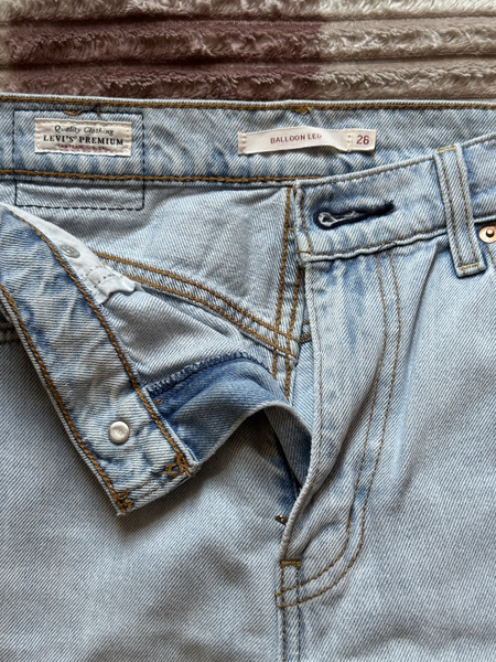 Джинсы Levis женские, размер 26 (S)