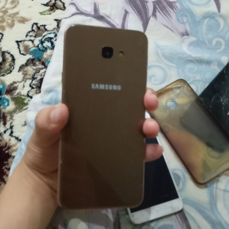 Samsung j4+sotiladi