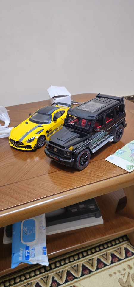 Продается модель автомобиля в масштабе 1:18