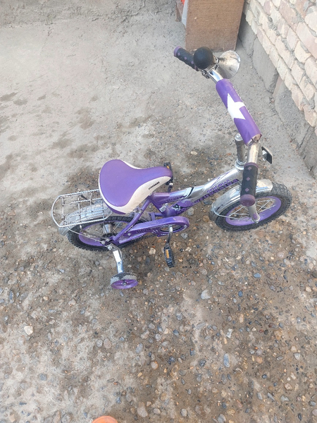 Bolalar velosipedi sotiladi