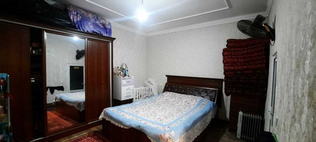 Nazrbekda  sotiladi 2 sotix 4 ta xona 3 ta sanuzel 1 oshxona xol2.5 9m