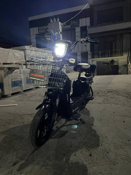 Elektron skuter 4 ta akkumulyator 48 v zaryadi 45/50km yuradi.