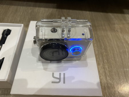 * экшен камера xiaomi yI с водонепроницаемым чехлом новая не дорого!