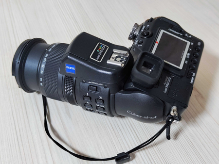 Sony Cyber-shot DSC-F828 Фотоаппарат в хорошем рабочем состоянии.
