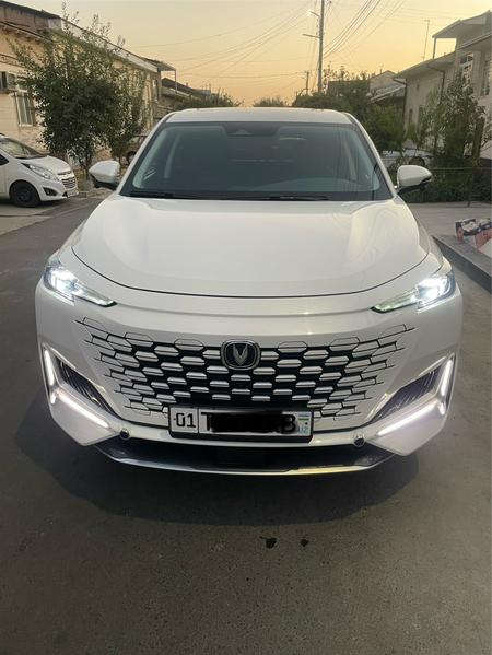 Changan unik luks novinka
