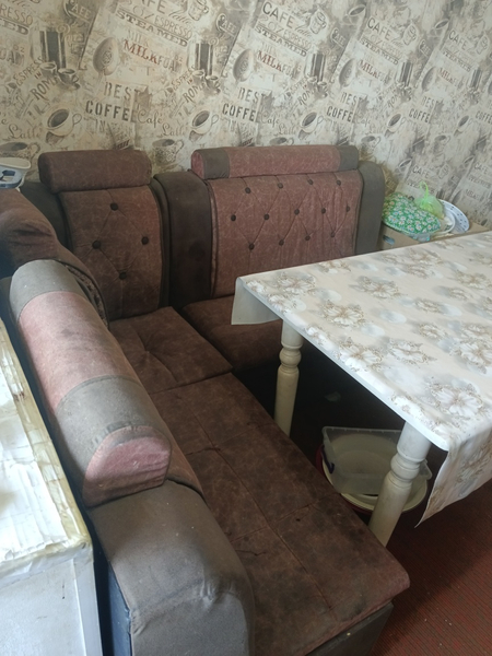Продам уголок для кухни стол и 2пуфика