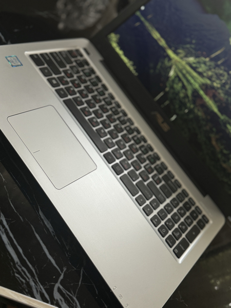 Ноутбук Asus в идеальном состоянии