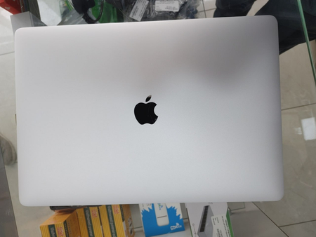 Macbook Pro A1990 машина для монтаж и программиста