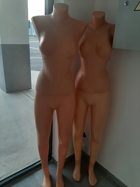 Maniken tepa pas birga sotiladi