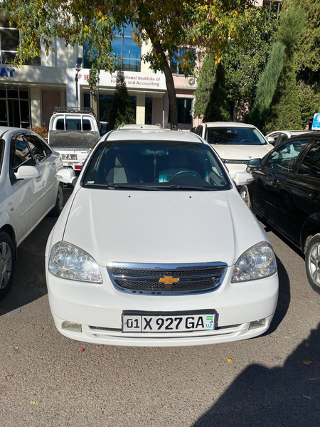 Lacetti 1.8 sotiladi