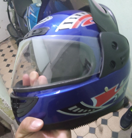 Moto shlem sotiladi