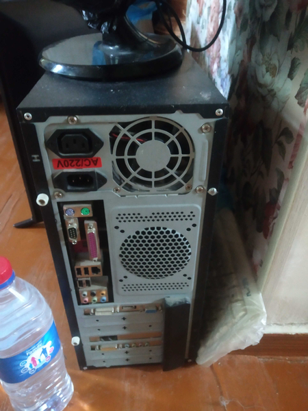 Продам компьютер б/у, не включается.