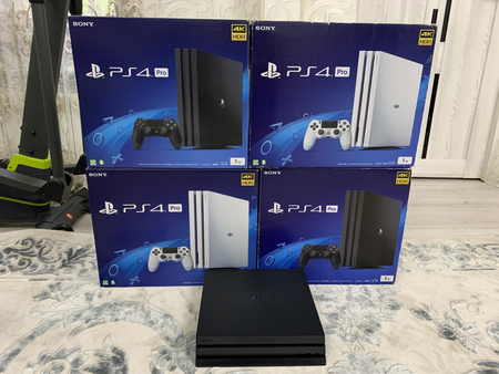 Продам playstation4 Pro4k 1TB с играми и два джестика гарантия год