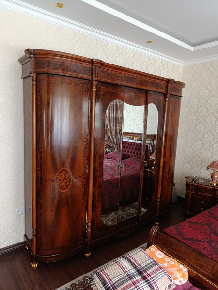 Продам спальный гарнитур из натурального дерева.