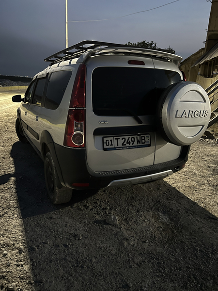 Lada largus cross