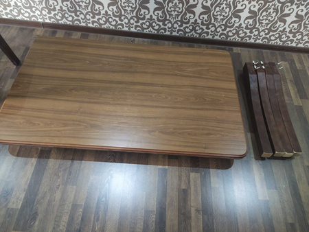 Продаётся стол и 4 стула, российский