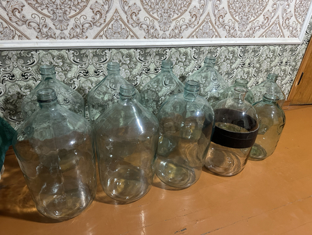 Продаю бутыли для вина 20 литров, 15 литров, 10 литров.