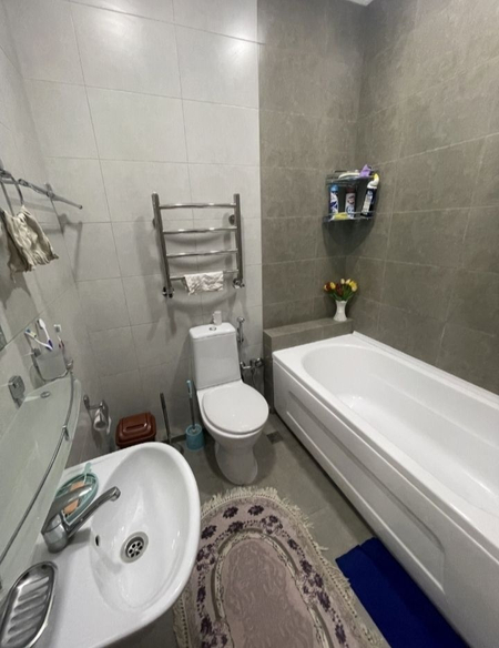 Arendan bel tepa 3 xona 600$
Хамма шароит бор. 
Мебел 
Тв 
Хол
