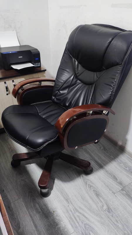 Ofisniy kreslo sotiladi 100% original yangi