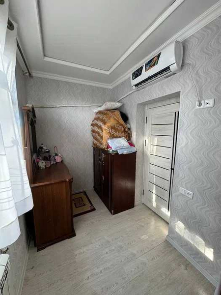 В Тинчлике 1 комнатная переделанная в 2 на 2м этаже, евроремонт, 44 м2