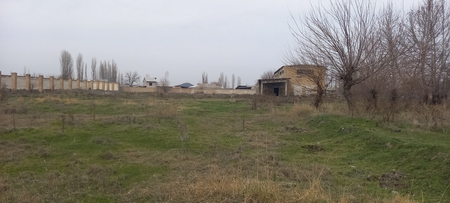 База 100соток Сурум вдоль главной дороги 200кв.м здание под снос