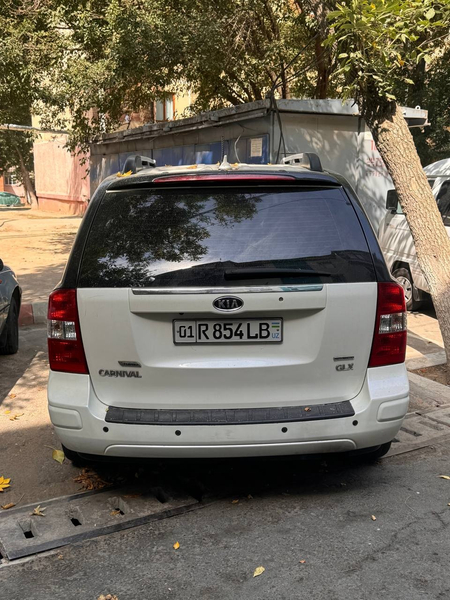 Kıa carnival avto mashina katta oila uchun moʻljallangan