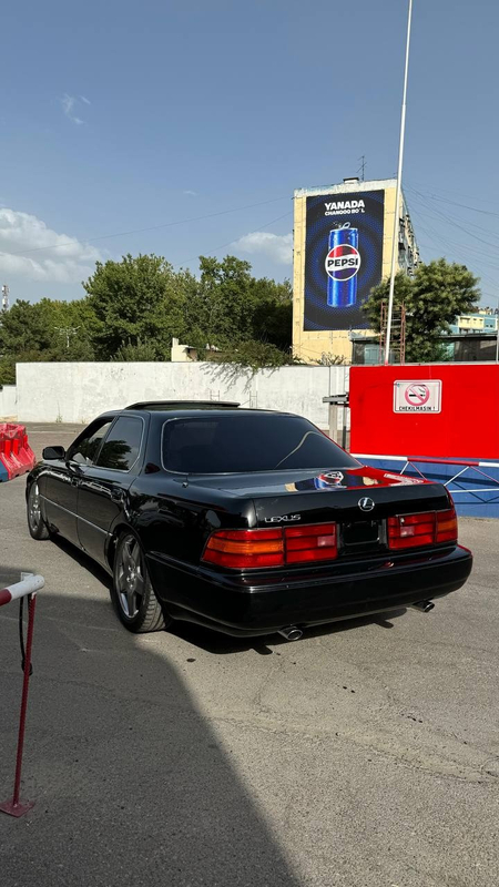 Продаю Lexus LS400