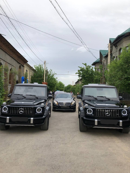 To'y va marosimlar uchun kortejga Mercedes va boshqa moshinalar