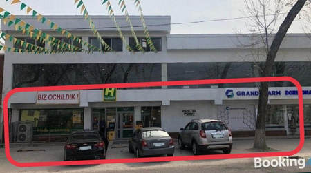 Продаётся ЧАСТЬ  здании 1й этаж с подвалом, вдоль дороги.